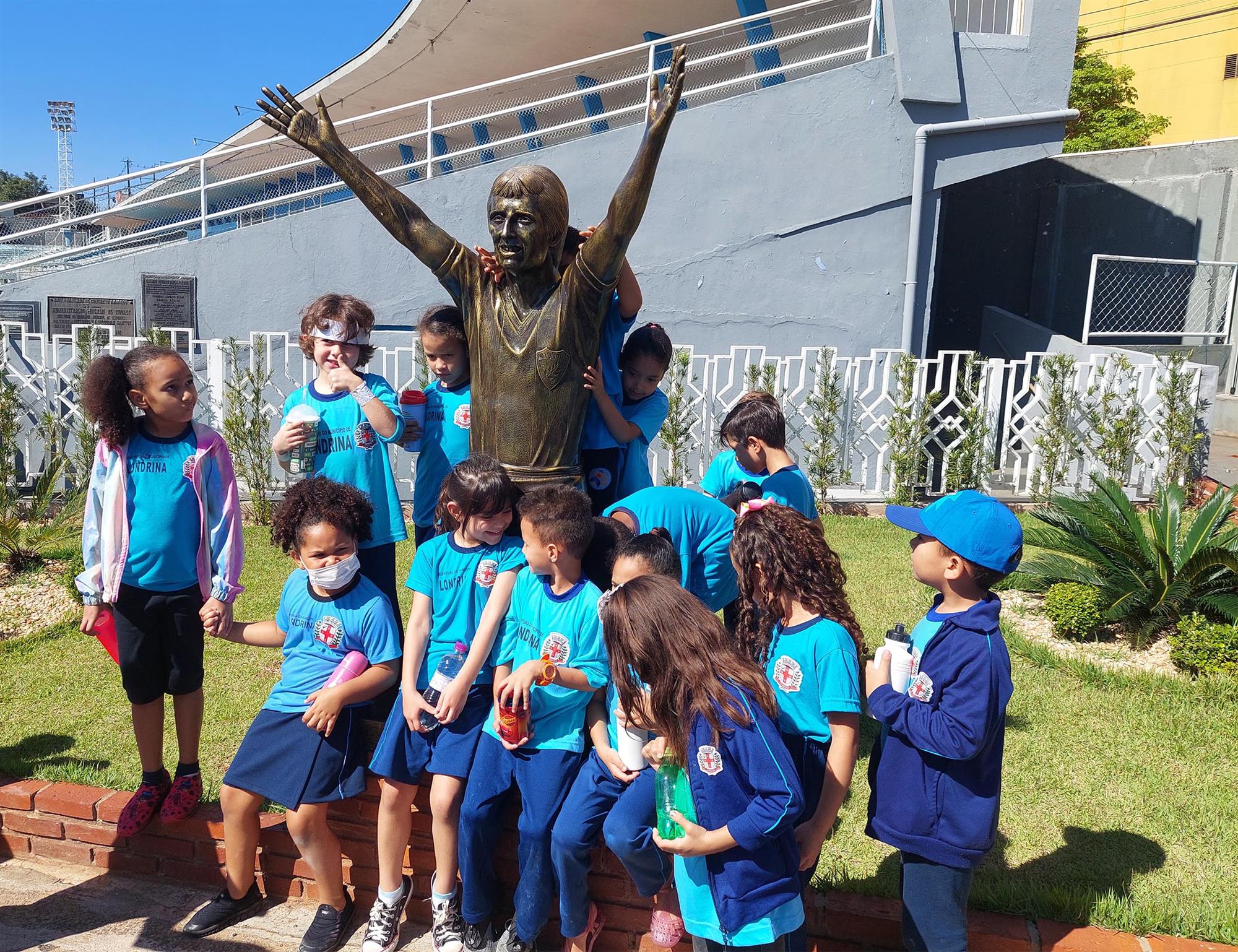 Alunos do CMEI Water Okano visitam o Estádio VGD