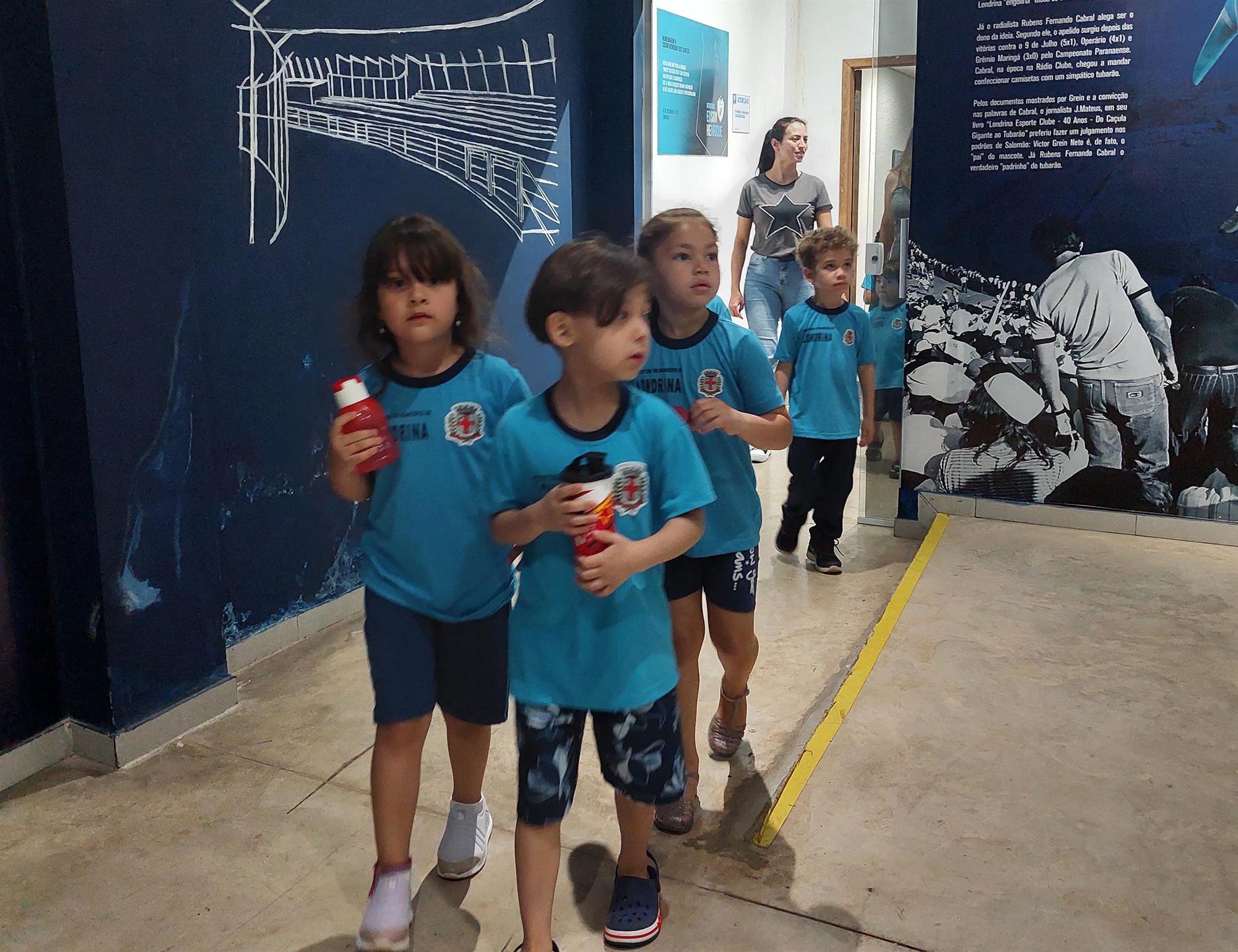 Alunos do CMEI Water Okano visitam o Estádio VGD