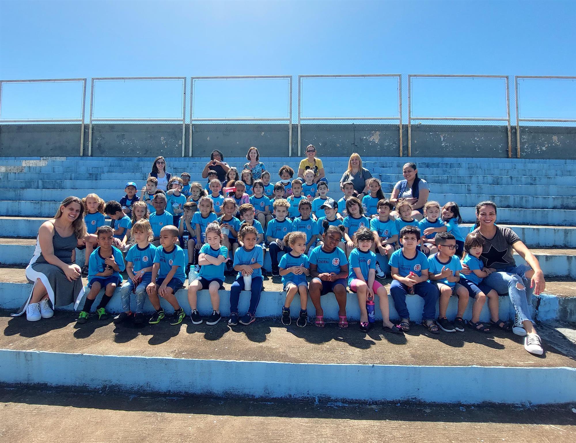 Alunos do CMEI Water Okano visitam o Estádio VGD