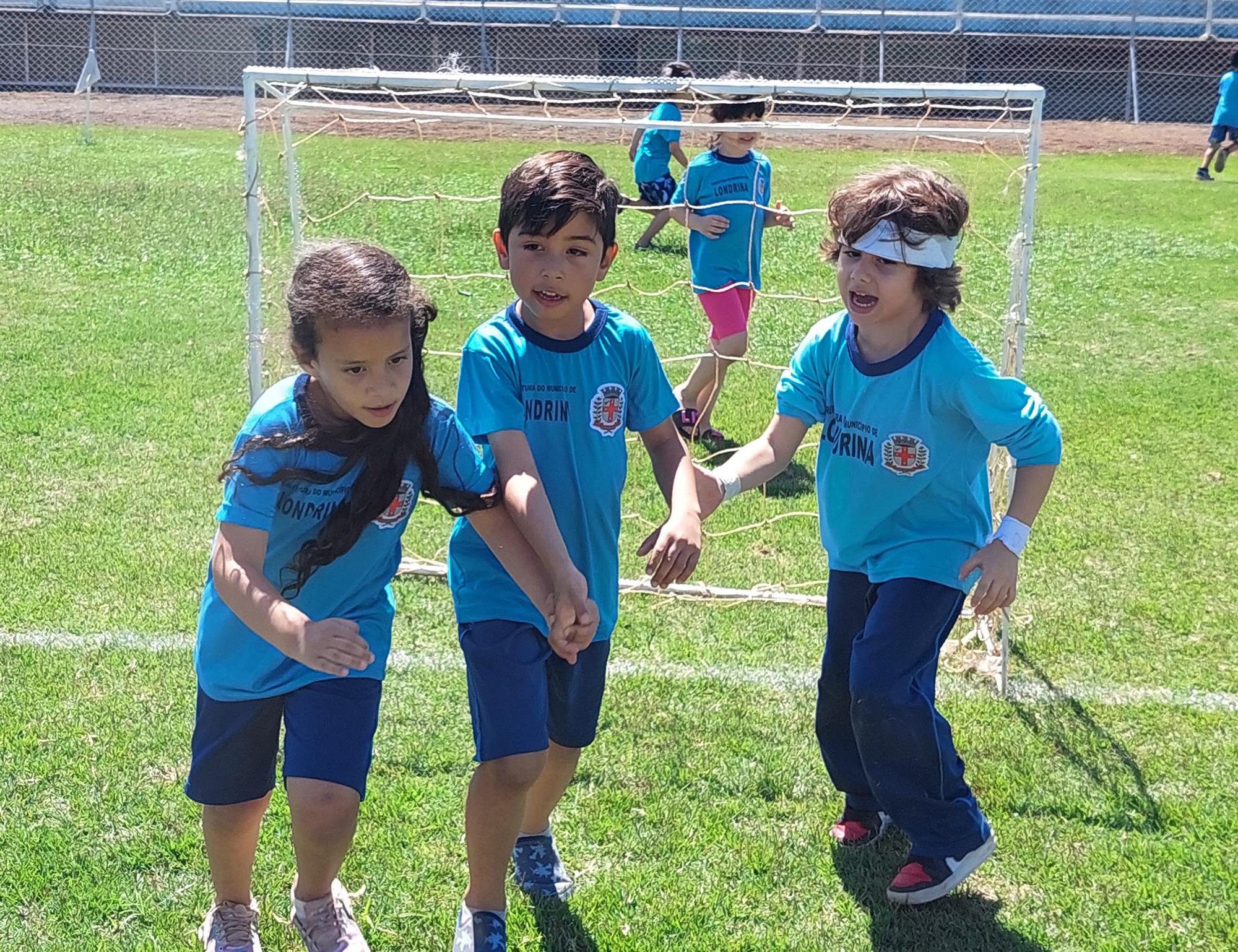 Alunos do CMEI Water Okano visitam o Estádio VGD