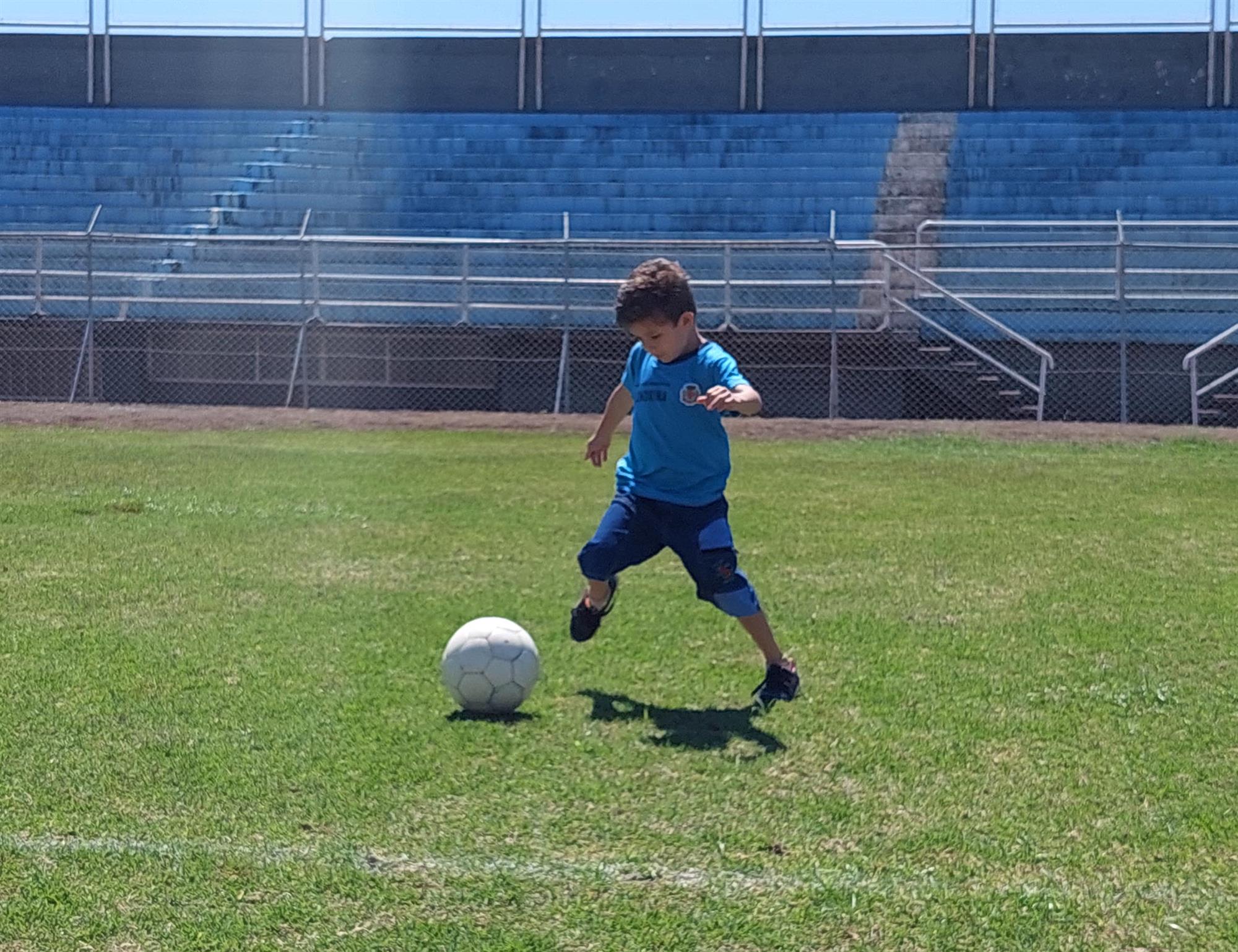 Alunos do CMEI Water Okano visitam o Estádio VGD