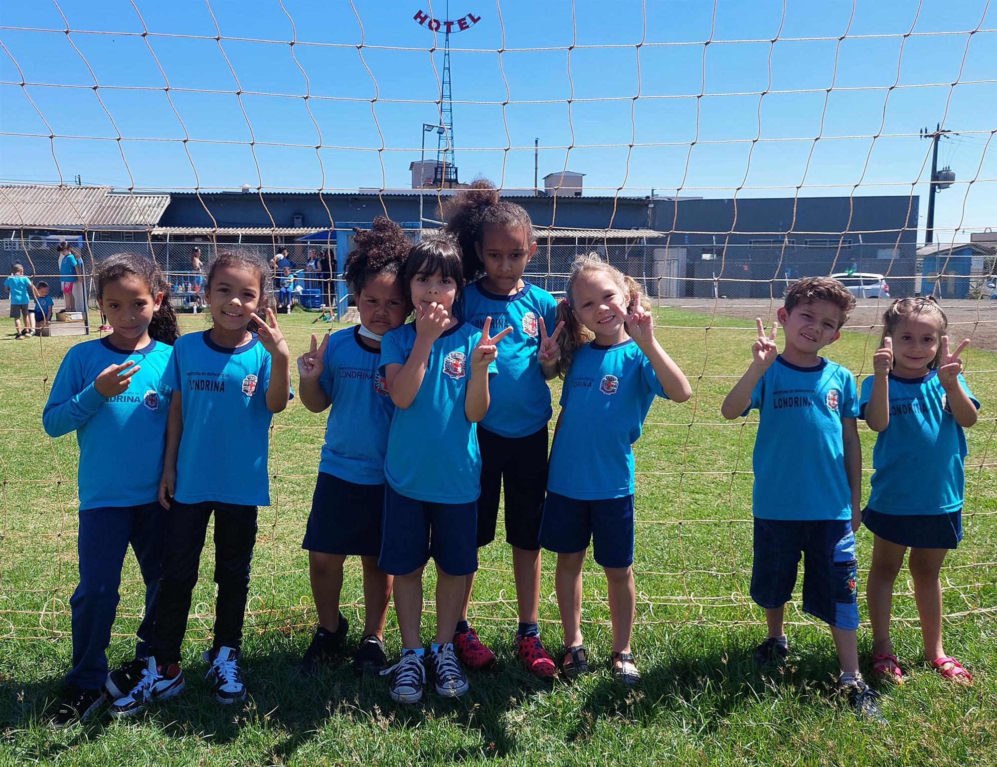 Alunos do CMEI Water Okano visitam o Estádio VGD